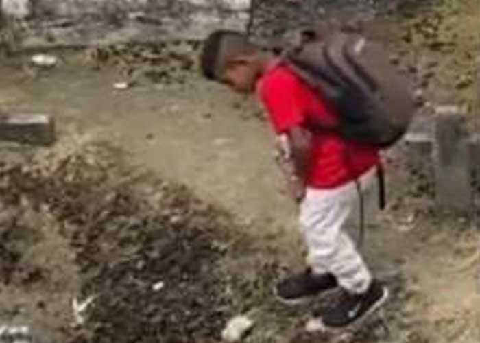 Ni la muerte los separa: Niño visita y duerme en la tumba de su mamá ... Ni la muerte los separa: Niño visita y duerme en la tumba de su mamá ...